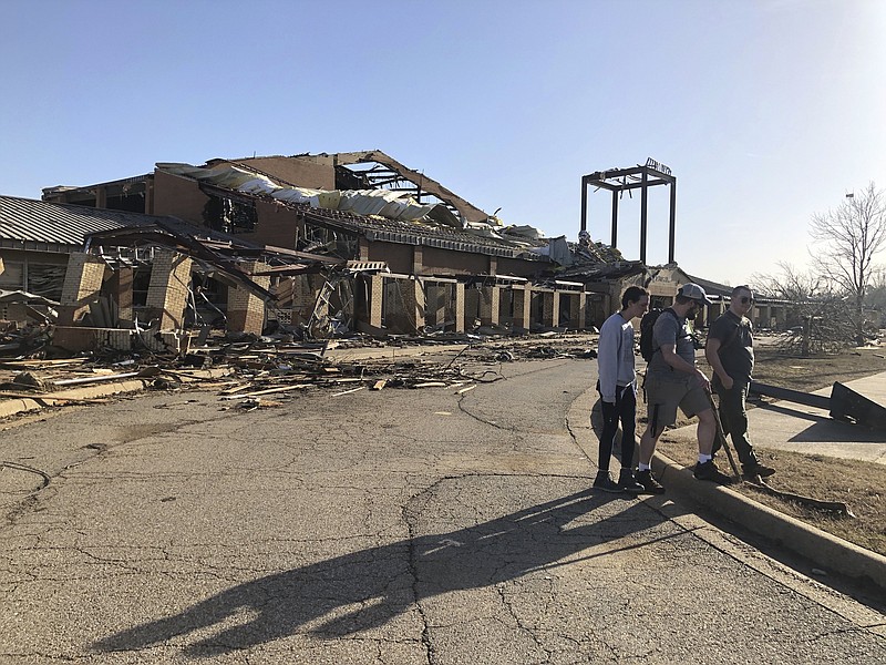 Broad swaths of U.S. reel from tornadoes that killed 27 | Texarkana Gazette