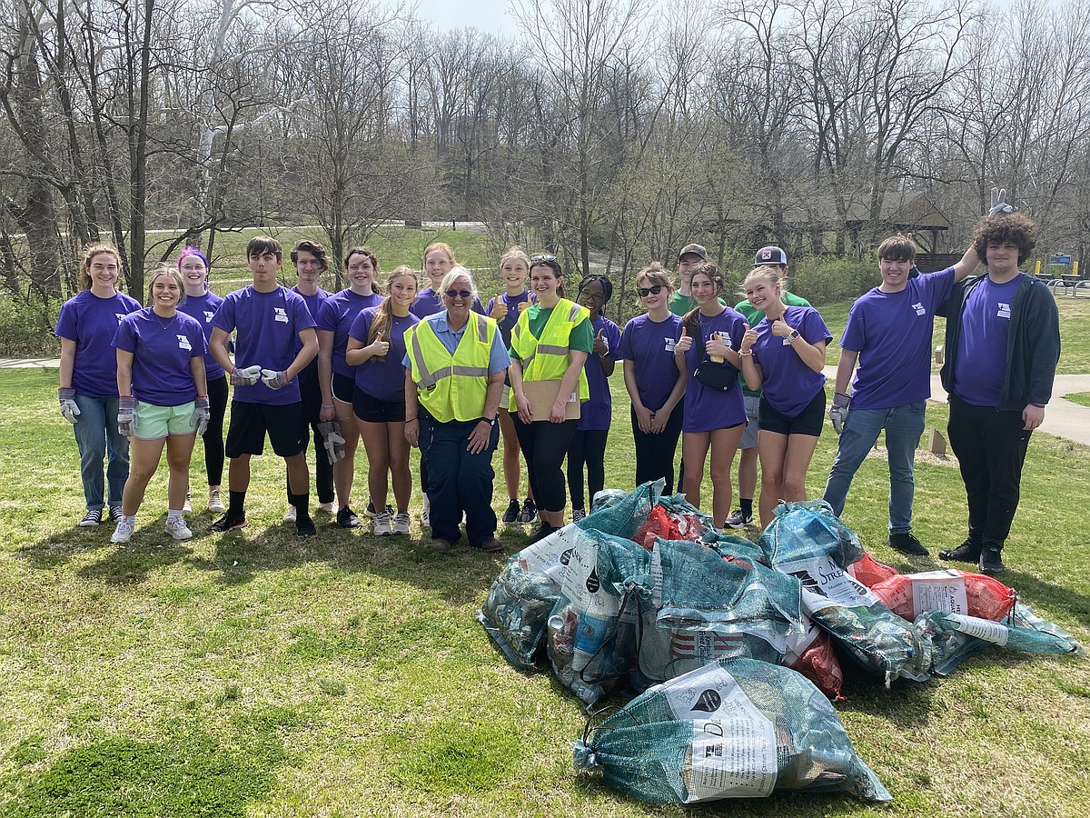 Fulton High School students volunteer to pick up litter | Fulton Sun