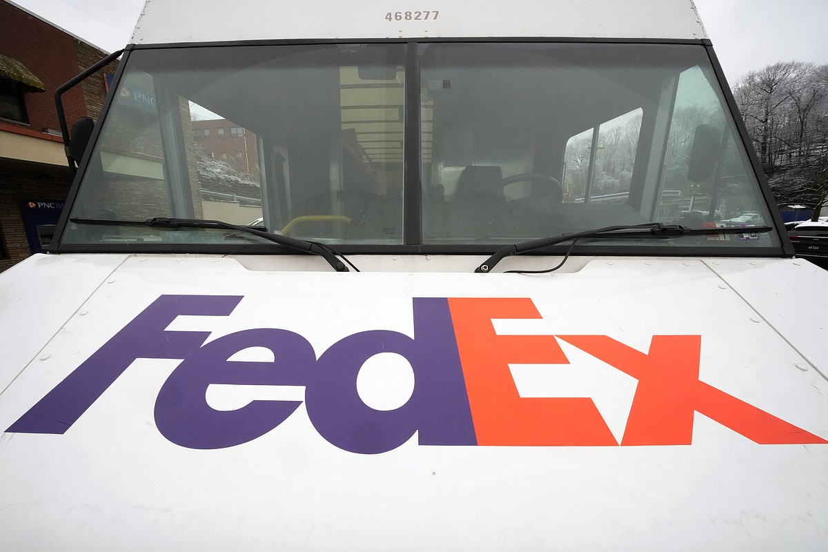 FedEx truck’s roll ejects, kills driver | The Arkansas Democrat-Gazette ...