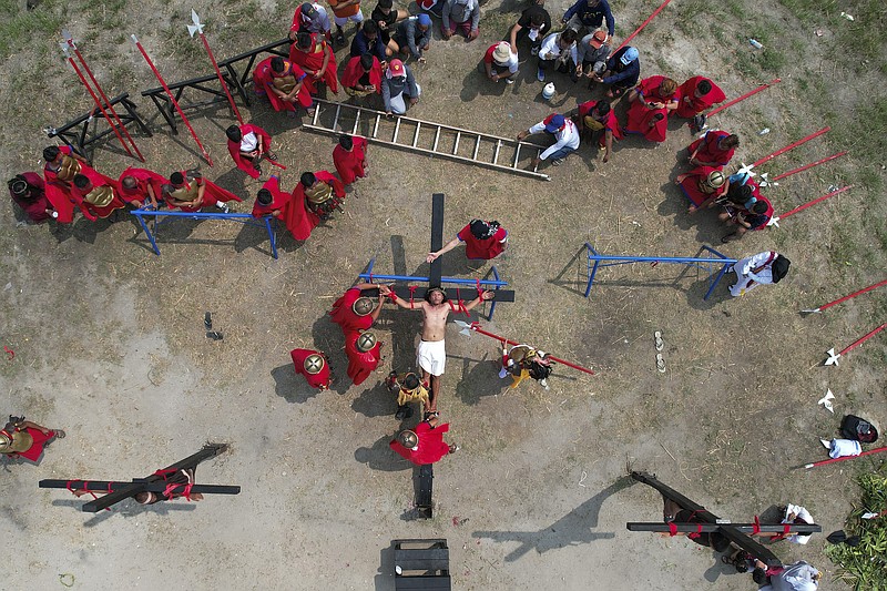 Filipinos nailed to crosses despite church objection | Texarkana Gazette