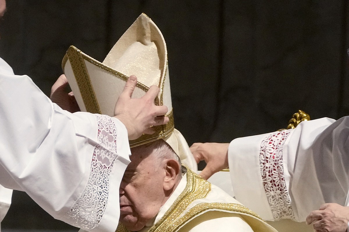 Pope Francis returns to public eye for Easter vigil Mass | El Dorado News