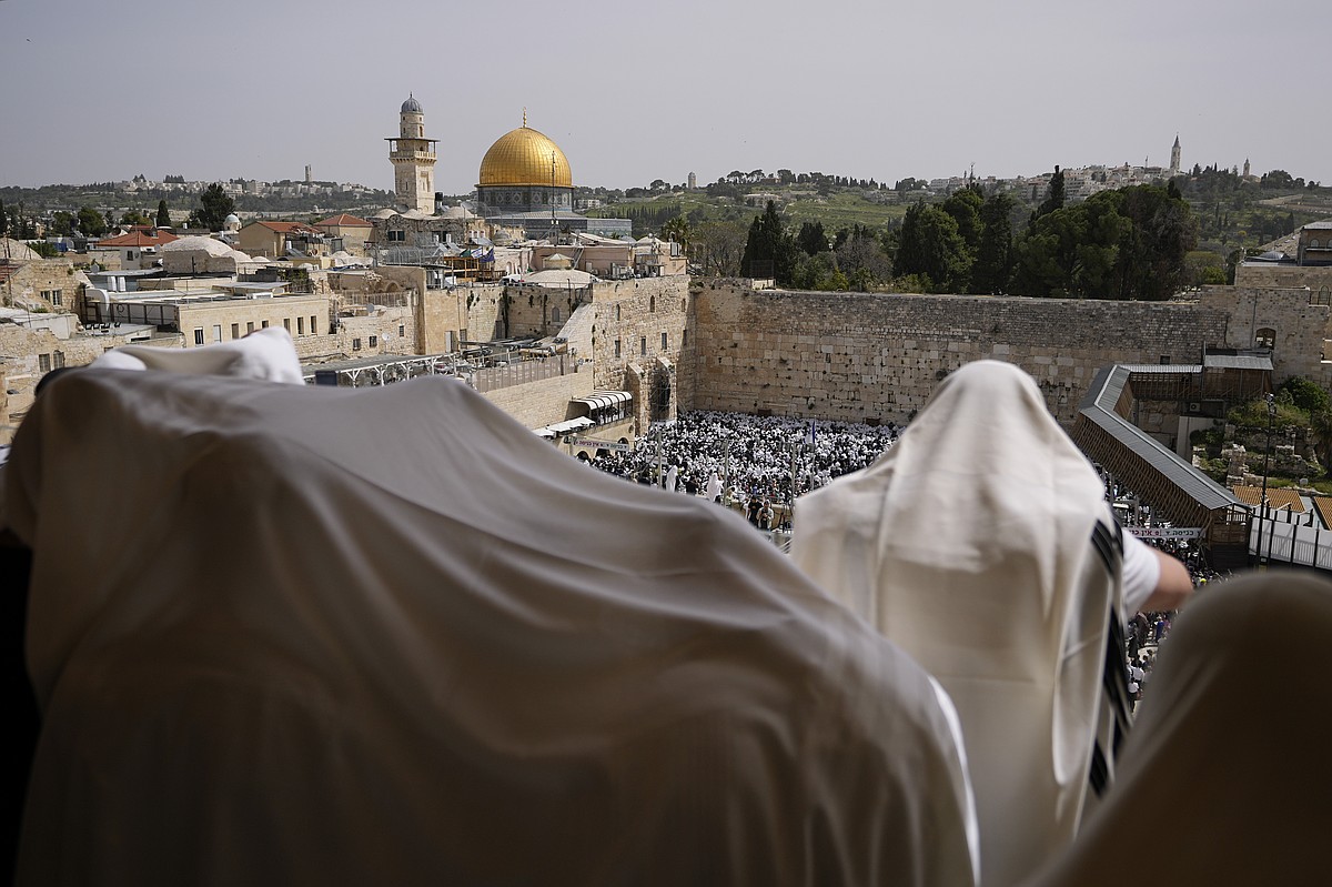 Tensions build around Jerusalem shrine after Syria rocket attack ...
