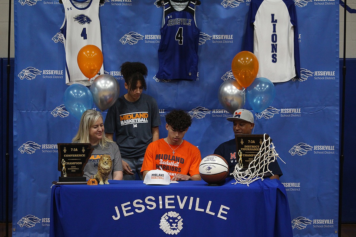 WATCH | Jessieville basketball star signs to collegiate level | Hot ...