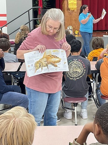 PHOTO | Buzzy Science Lesson at Beryl Henry | Texarkana Gazette