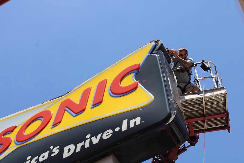 PHOTOS: Changing out Sonic's sign | El Dorado News