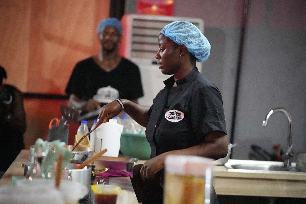 Eyeing new global record, Nigerian chef cooks for nearly 100 hours | El ...