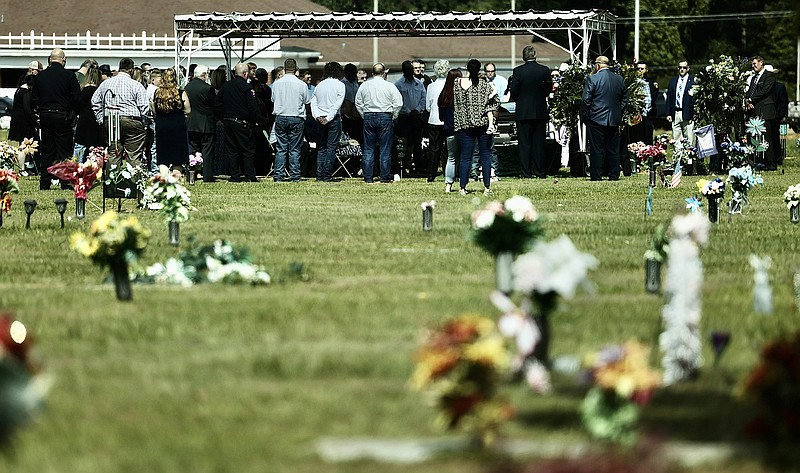 PHOTO | Bidding Farewell | Texarkana Gazette