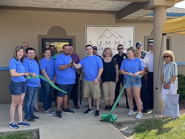 Summit Pharmacy celebrates with ribbon cutting | Fulton Sun
