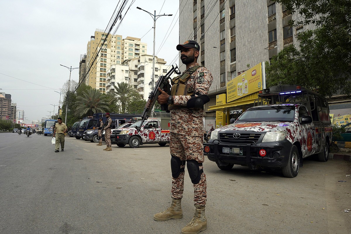 Sentenced to 3 years for graft, ex-Pakistani premier arrested ...