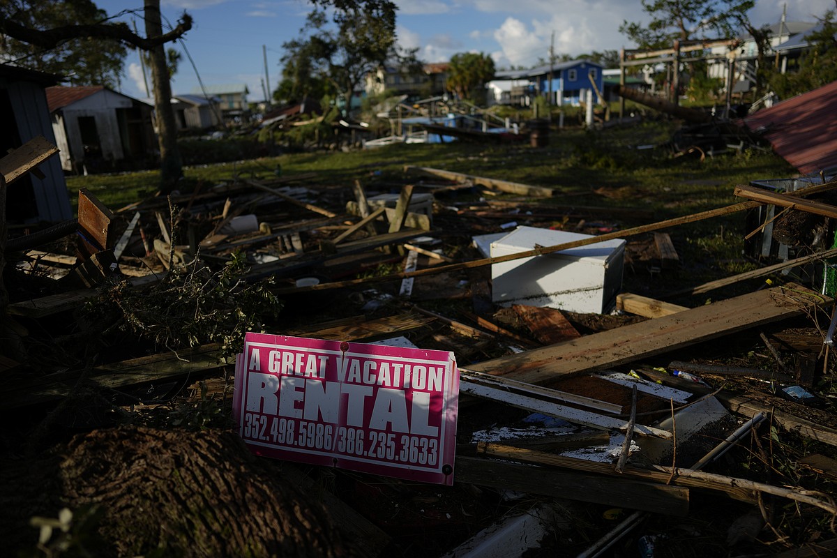 Georgia, Florida residents pick through rubble, navigate clogged roads ...