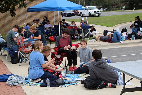 PCHS experiments with "Tailgate and Read" activity | El Dorado News
