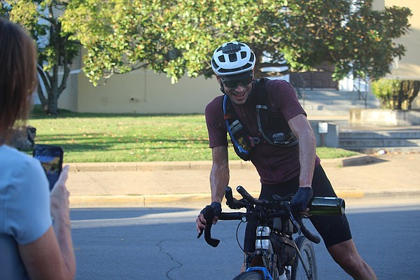 WATCH | Endurance cyclist finishes 1,000-mile Arkansas High Country in ...