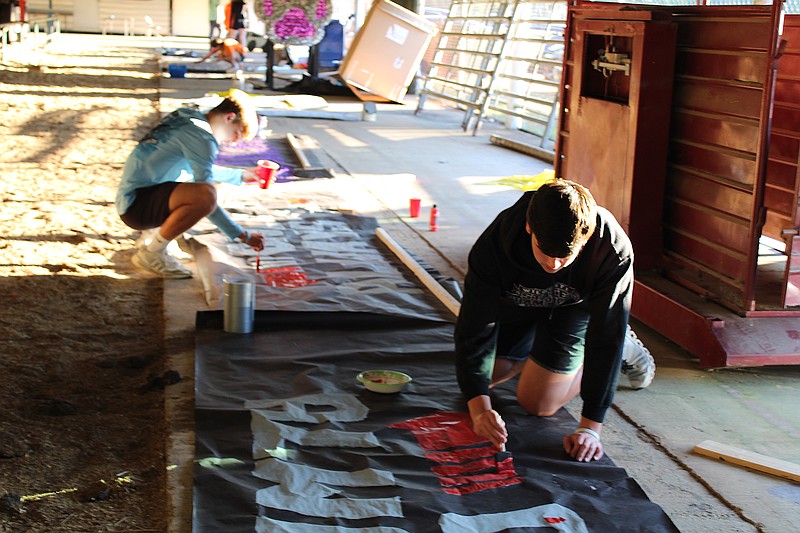 PHOTOS: EHS students build Homecoming floats | El Dorado News