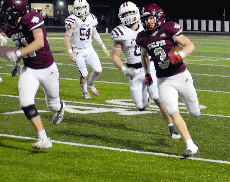Wolves run rampant in 53-34 win | Washington County Enterprise-Leader