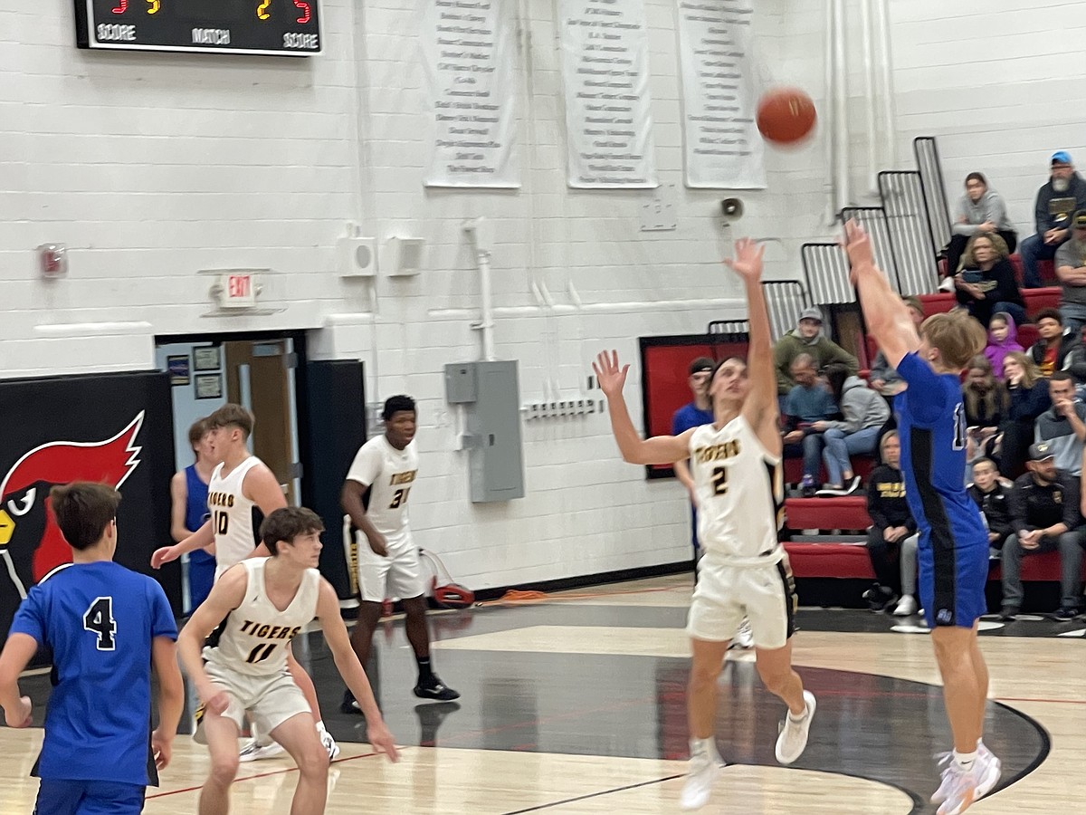SC boys basketball falls to No. 1 seed Versailles in Tipton Tournament ...