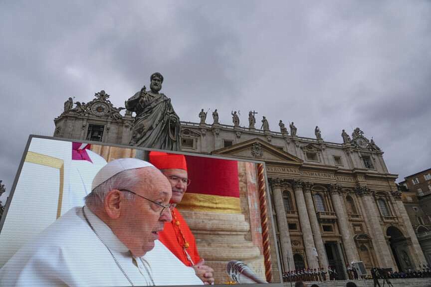 Pope Francis denounces the weapons industry on Christmas | Texarkana ...