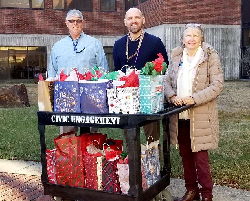 NSDAR, UDC members deliver Christmas gifts for veterans | Hot Springs ...