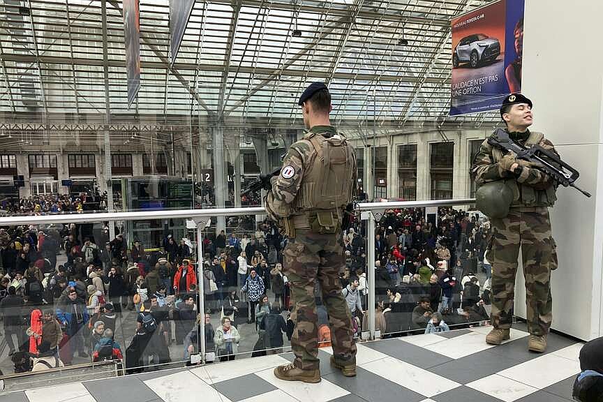3 hurt in train station attack | Northwest Arkansas Democrat-Gazette