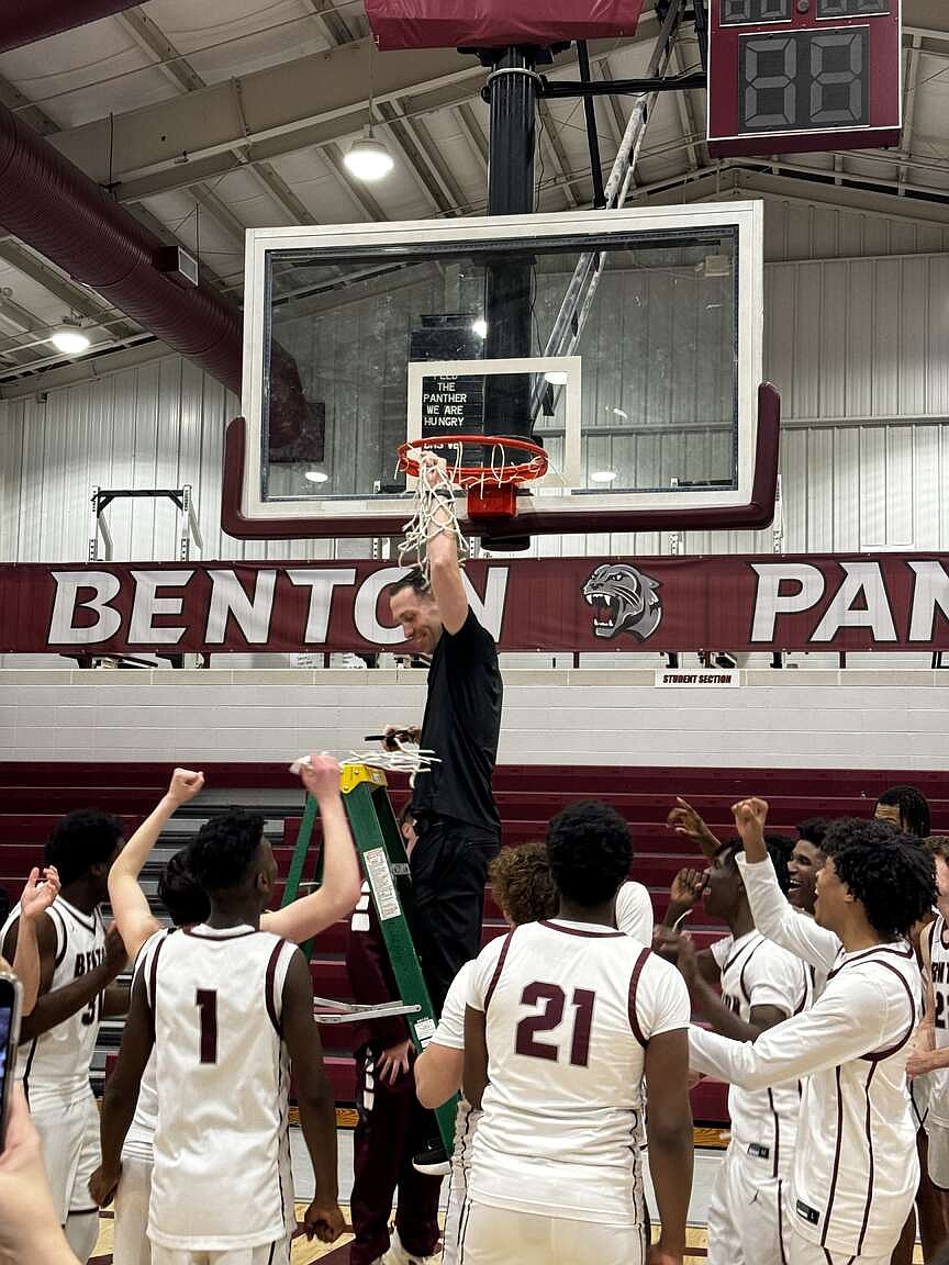 WATCH | Benton Panthers cut the nets after becoming 5A South regular ...