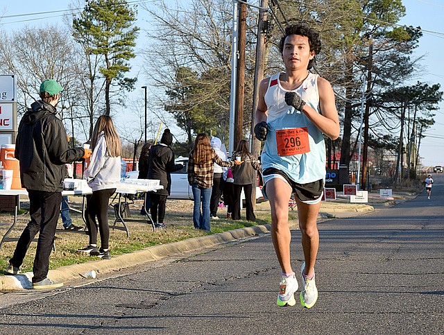 Run the Line: TAMU-T runner pulls off surprise; Eagles’ Hernandez ...