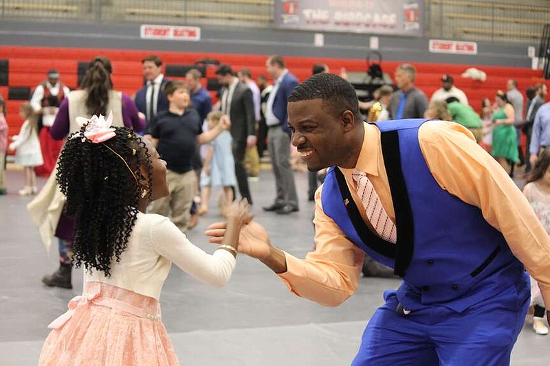 Family formal brings hundreds to dance floor | Jefferson City News Tribune