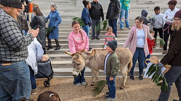 Palm Sunday procession brings donkey downtown | Jefferson City News Tribune