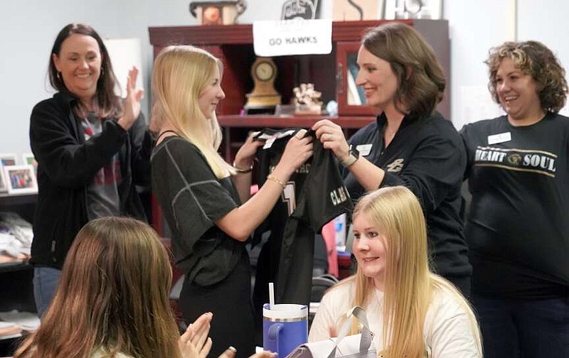 PHOTO | Recognition and a jersey | Texarkana Gazette