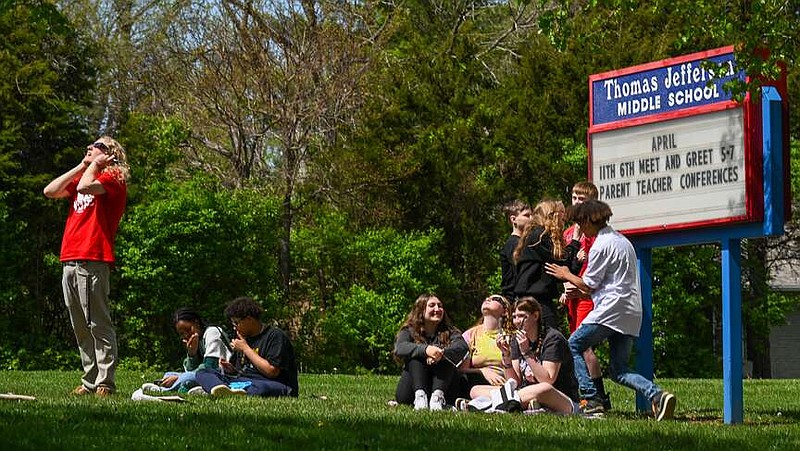 Students watch eclipse from Thomas Jefferson Middle School lawn ...