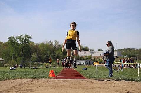 South Callaway boys T&F’s Crocker breaks pole vault record at Hermann ...
