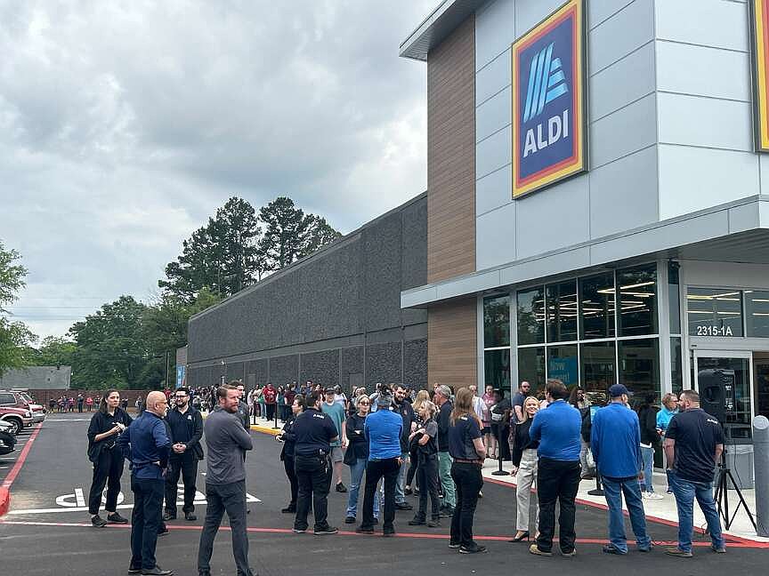 PHOTO | ALDI sees long line for grand opening | Texarkana Gazette