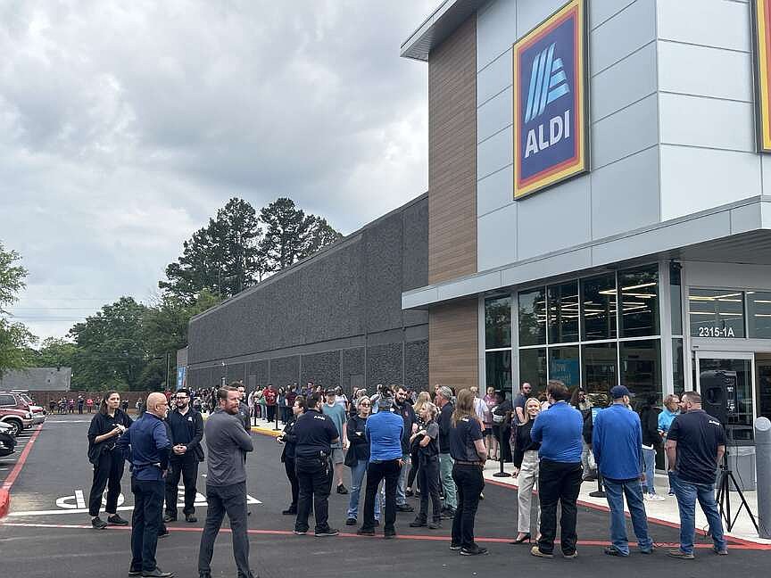 WATCH | Aldi holds grand opening and ribbon-cutting in Texarkana ...