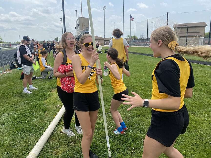 Yates wins pole vault, breaking Fulton girls T&F’s record | Fulton Sun