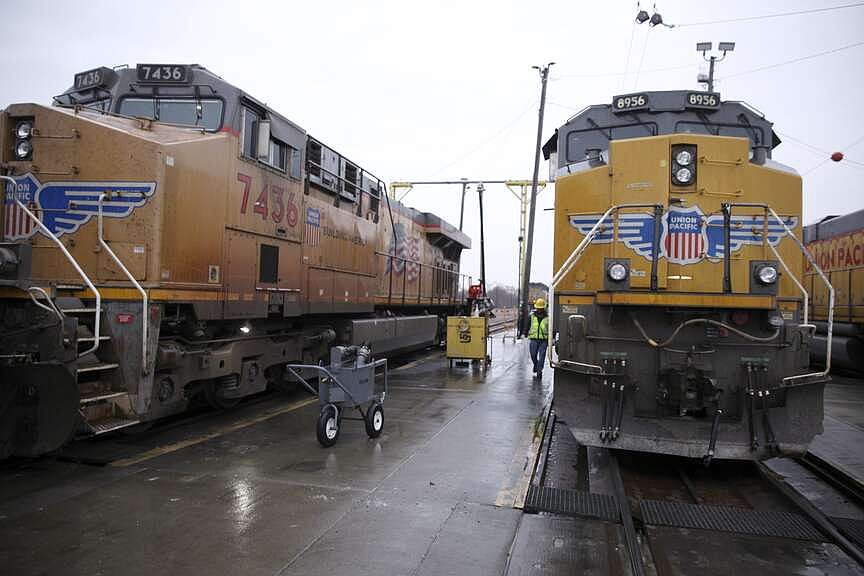 Union Pacific plans to test hybrid electric locomotive from North ...