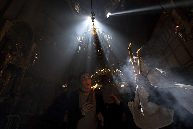 Orthodox worshipers greet the ancient ceremony of ‘Holy Fire’ | Hot ...