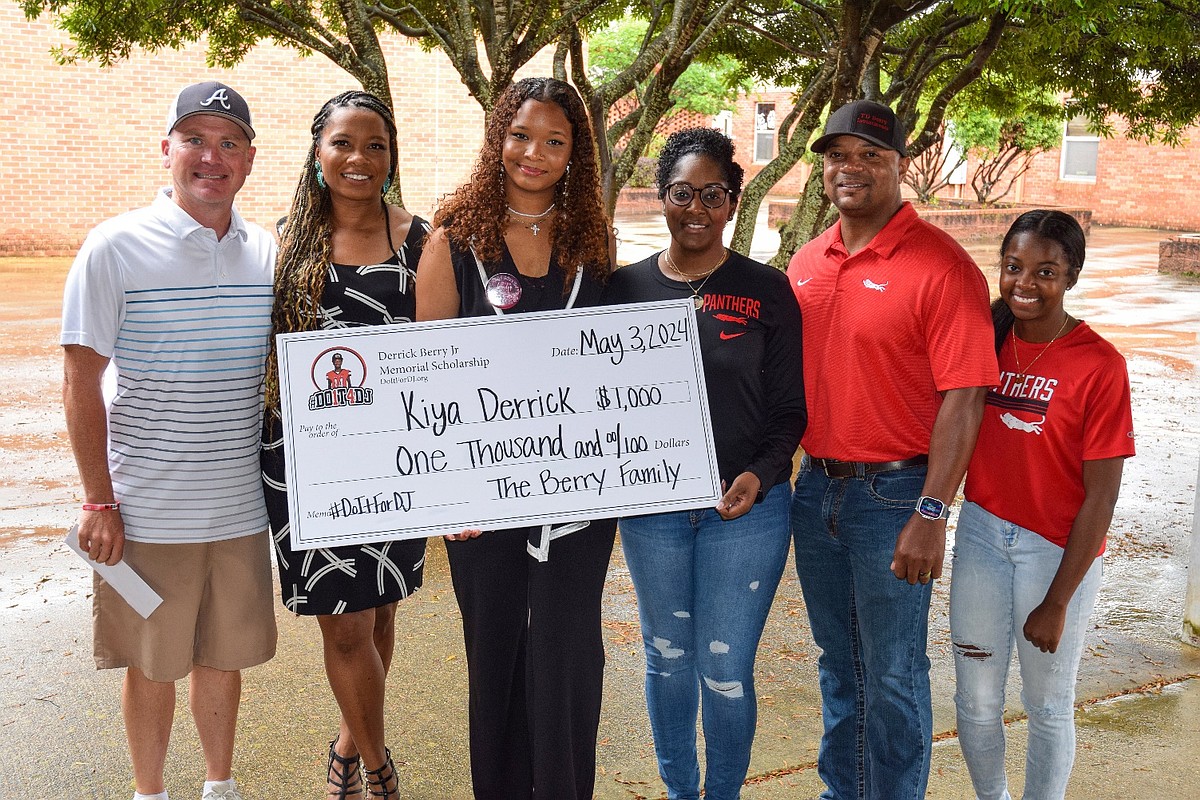 Kiya Derrick receives Derrick Berry, Jr. Memorial Scholarship ...