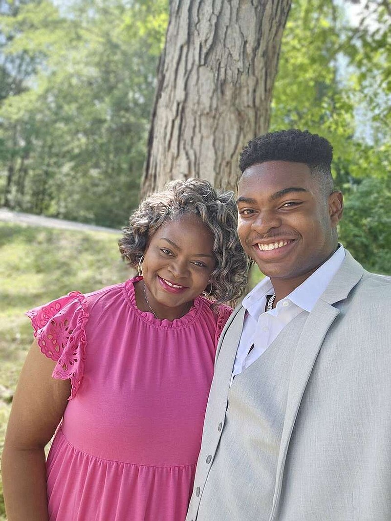 Hog DL target bonds with mom over shared loss | The Arkansas Democrat ...