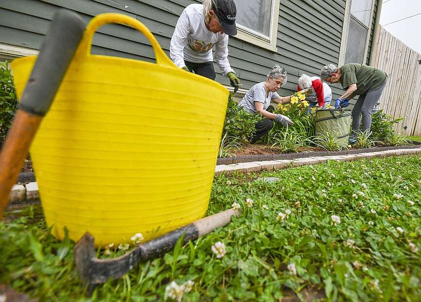 PHOTOS: River Valley Master Gardeners brighten up visitor center in ...