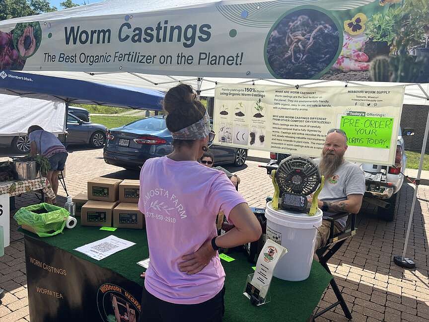 ‘Worm guy’ highlights farmers market | Jefferson City News Tribune