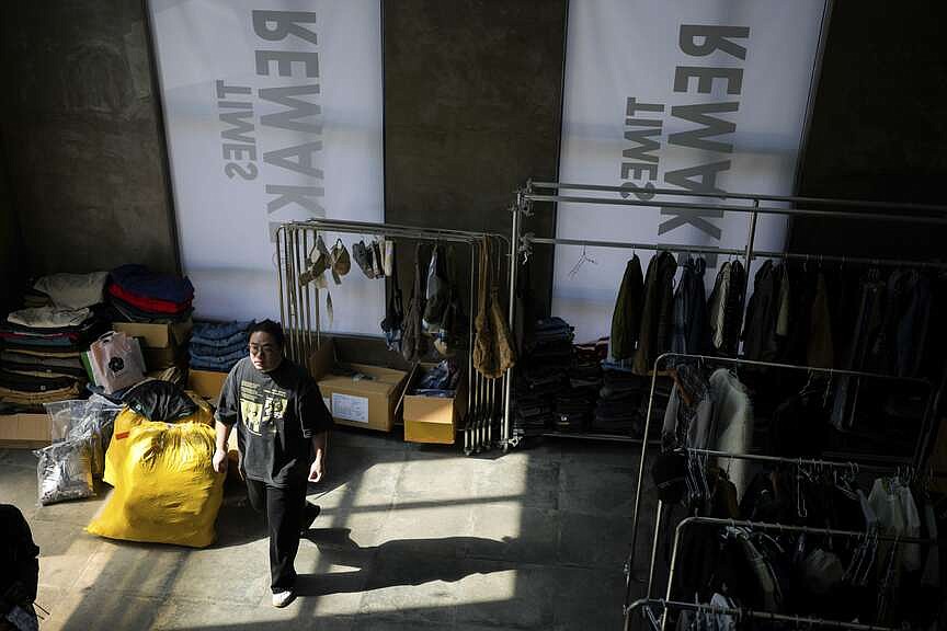 26 million tons of clothing end up in China’s landfills each year ...