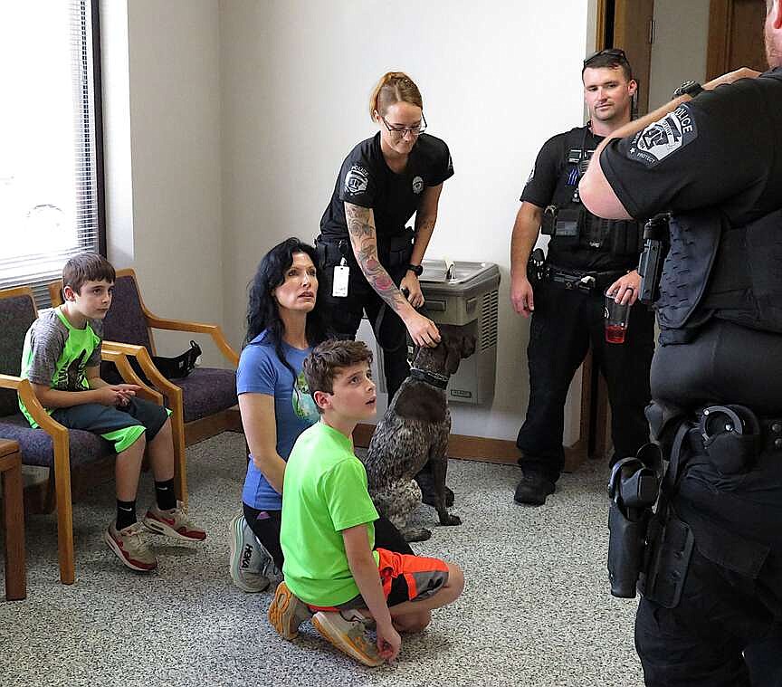 Gentry police take time to visit with local children | Westside Eagle ...