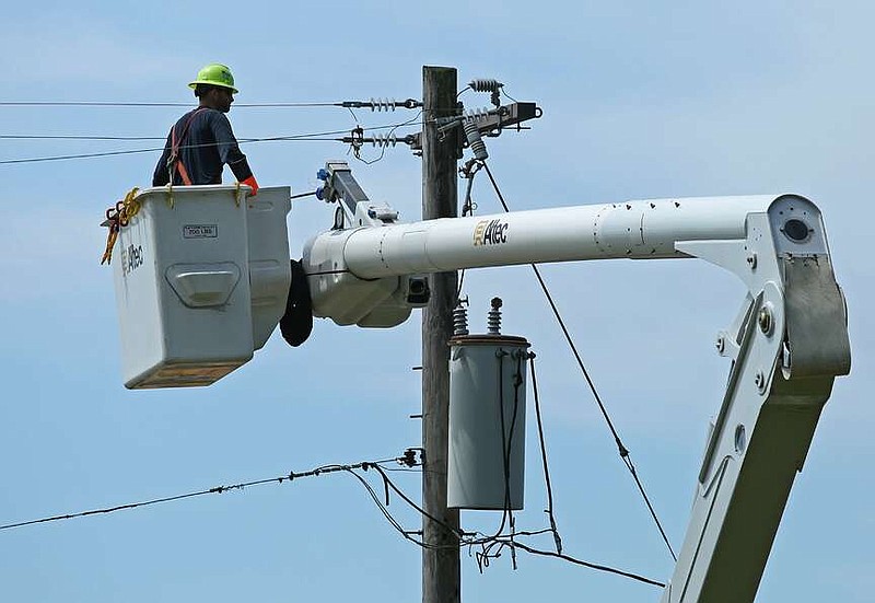 Repairs to damaged pole cut off power to over 5,000 in Sherwood | The ...