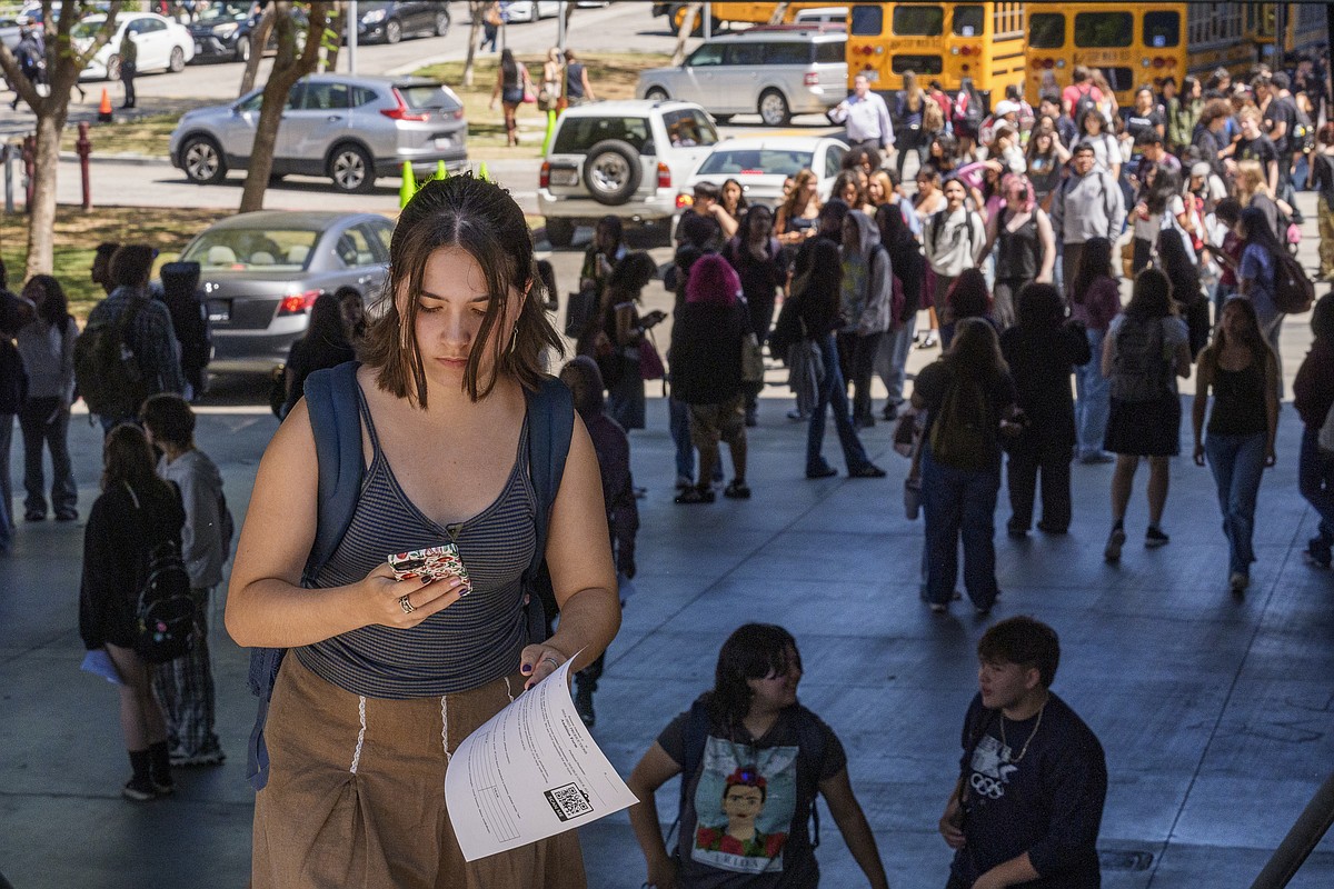 California Gov. Gavin Newsom nudges school districts to restrict student cellphone use ...