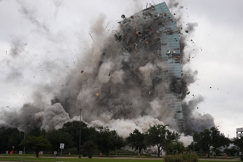A hurricane-damaged Louisiana skyscraper is imploded | El Dorado News