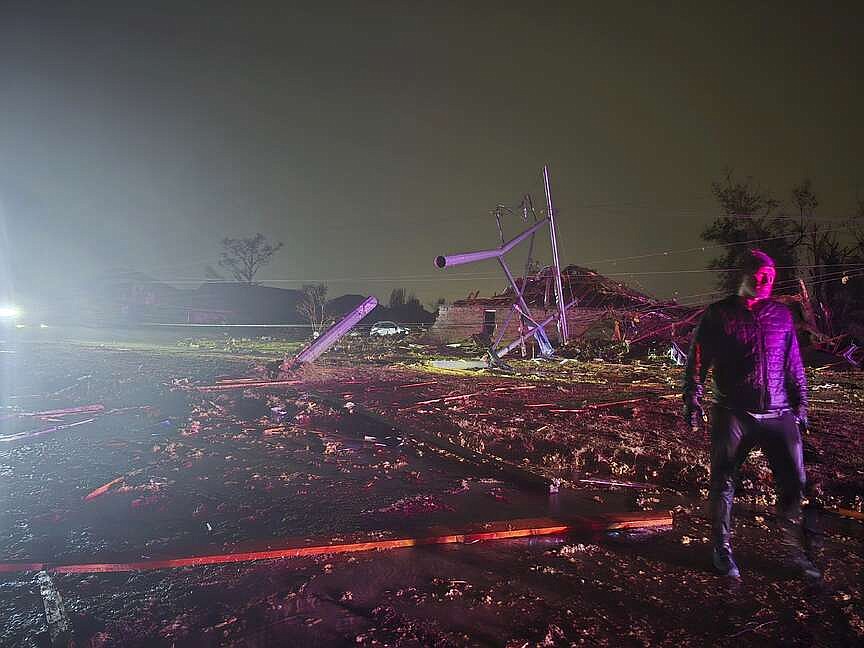 Storms in Oklahoma injure at least 11 and leave thousands without power ...