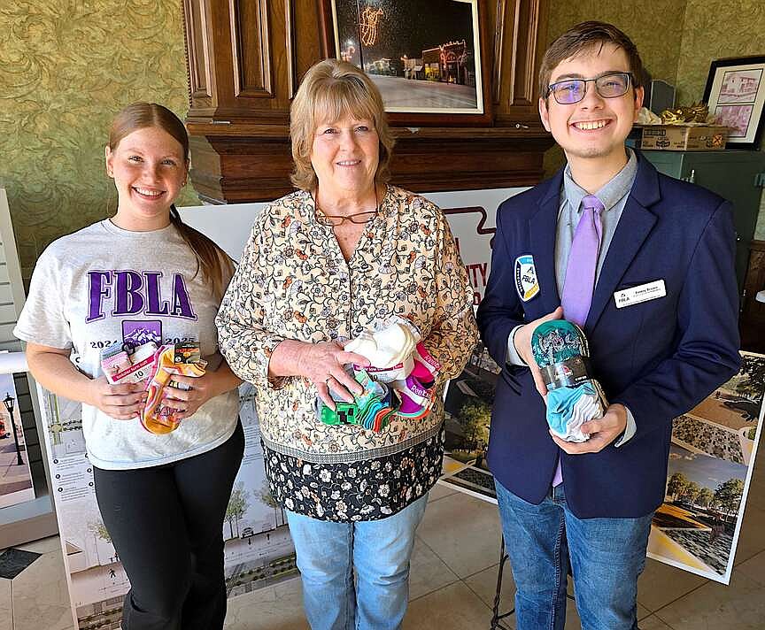 ‘Soctober’ sock drive at Gentry High School leads to sock donation ...
