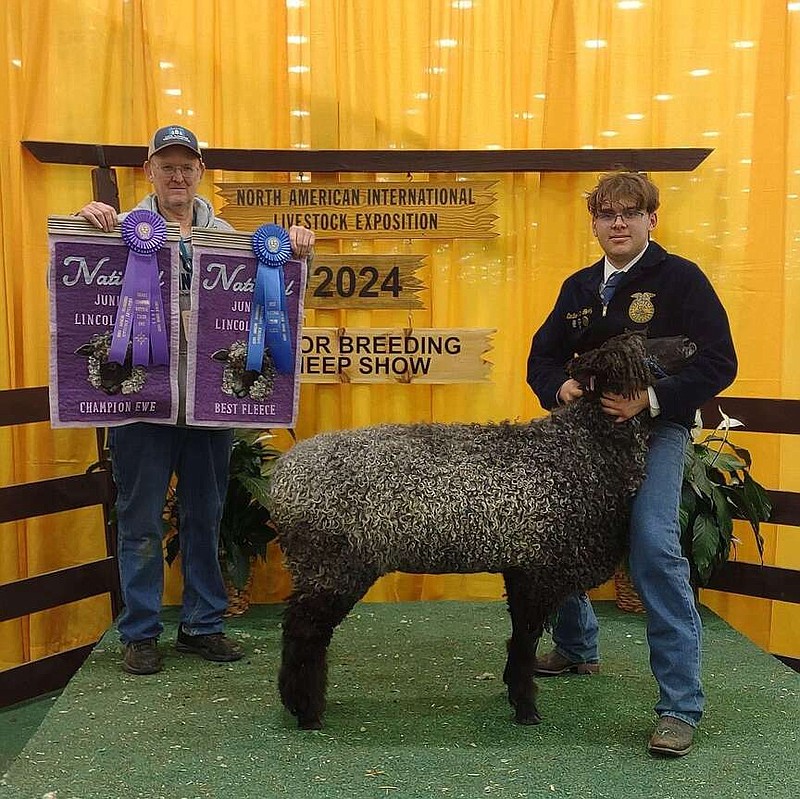 Smith-Gomez wins awards at livestock expo | Westside Eagle Observer