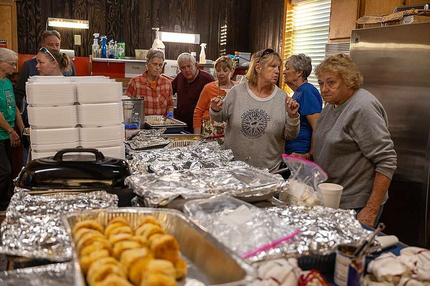 Holts Summit Thanksgiving meal provides food, fellowship for hundreds ...