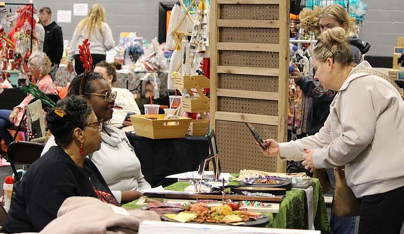 New Bloomfield rings in holiday season with craft show, festival ...