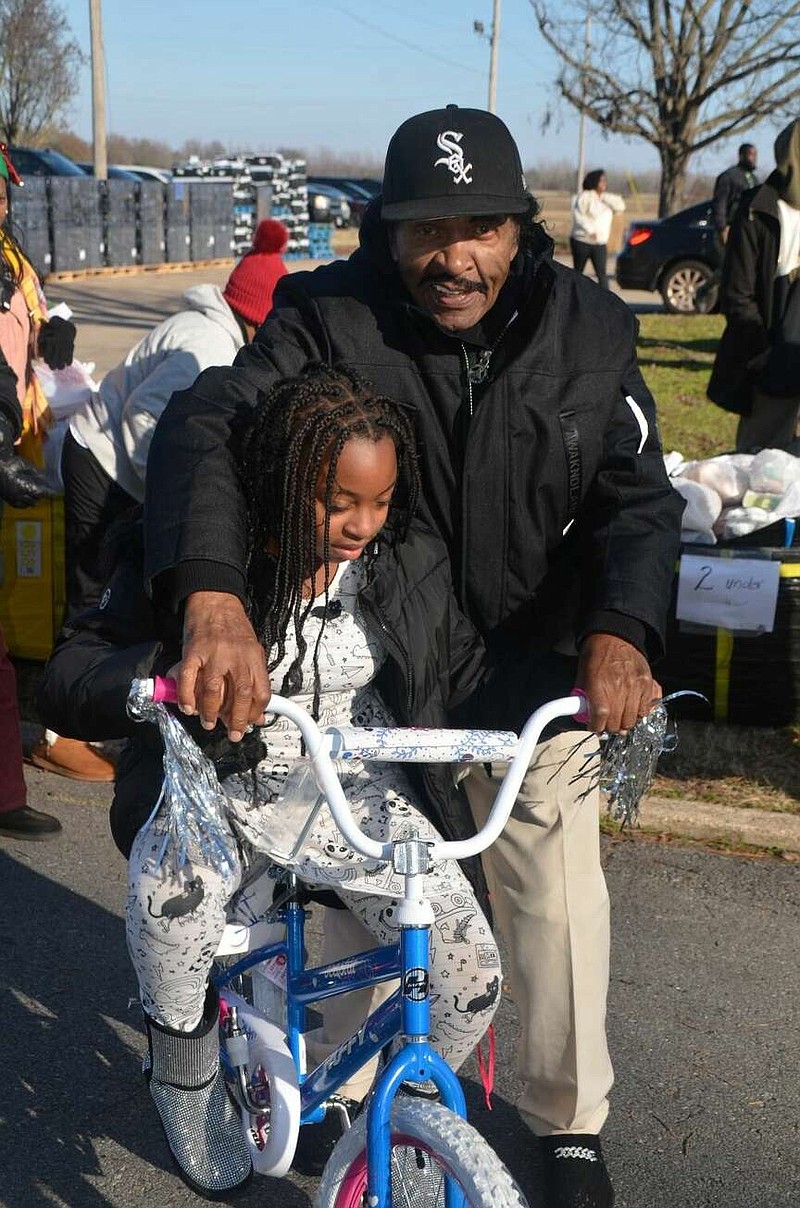 Bobby Rush joins gift giveaway | Pine Bluff Commercial News