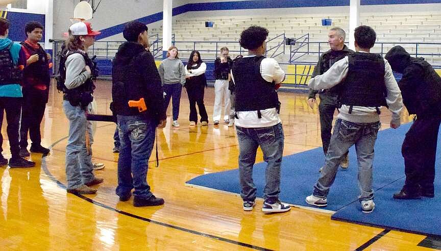 Decatur pilot program aims to bolster student-police relationship ...